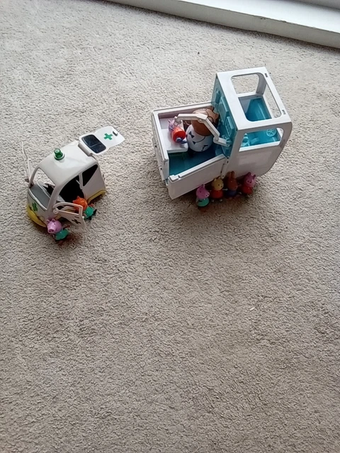PEPPA PIG AMBULANCE and Hospital with 8 Figures £14.00 - PicClick UK