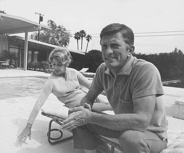 ACTOR KIRK DOUGLAS and his wife Anne, relaxing by the pool at thei- Old Photo $9.00 - PicClick AU