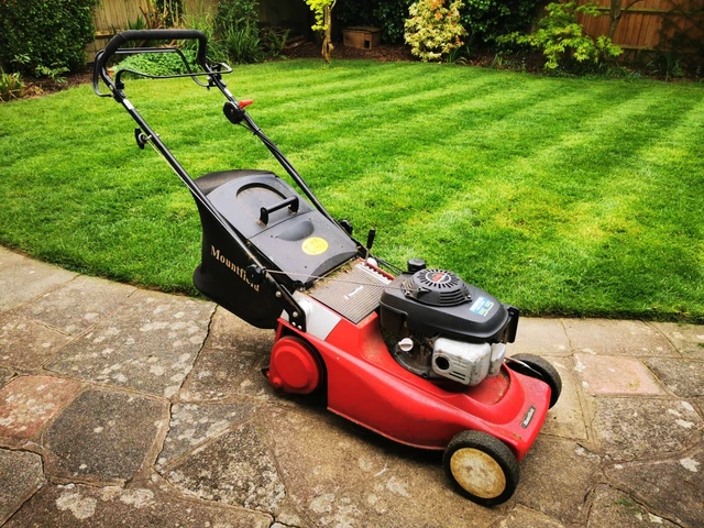 MOUNTFIELD M3 HONDA 5.5hp petrol engined self-propelled lawn mower with ...