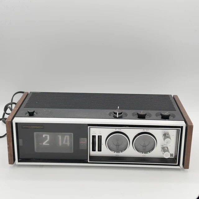 VINTAGE PANASONIC AM/FM Flip Clock Radio Wood Side 1970's RC-7469 £86. ...
