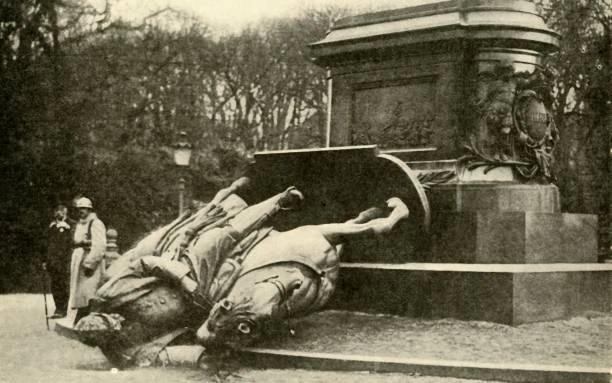 TOPPLED EQUESTRIAN STATUE Of Wilhelm I Historic Old Photo EUR 6,70 ...