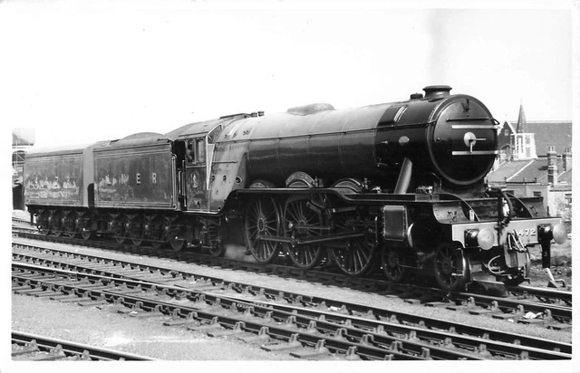 VINTAGE LOCOMOTIVE POSTCARD LNER Steam Locomotive Yard 4472 (R3) EUR 7 ...