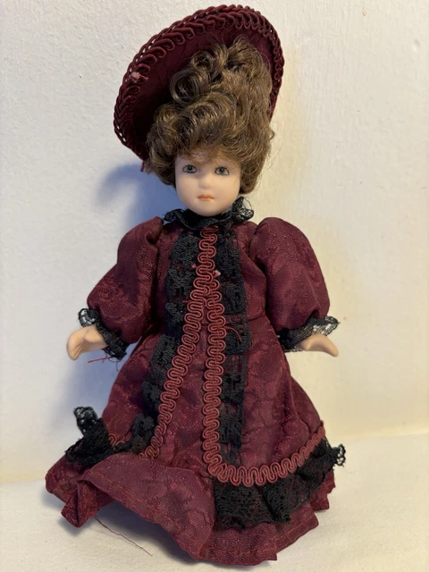 VINTAGE DEAGOSTINI PORCELAIN Doll Alexandra Dolls House Or Display £7. ...