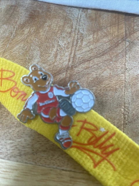 BILLY BEAR PLAYS Football Metal Pin Badge Butlins £3.00 - PicClick UK