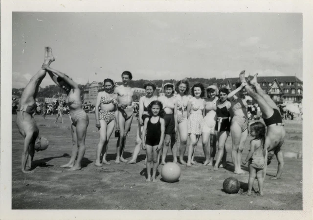 Photo Ancienne Vintage Snapshot Groupe Plage Équilibre Gymnastique