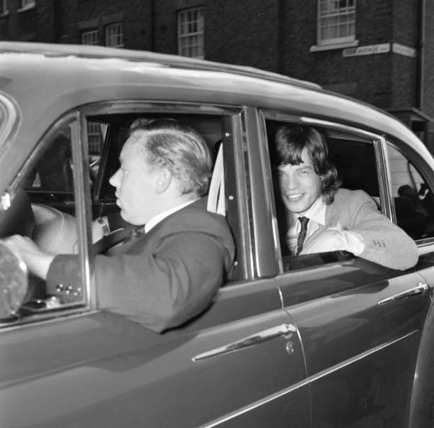 MICK JAGGER OF the Rolling Stones leaves brixton jail driving alon- Old ...