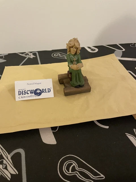 DW130 SEATED MAGRAT Clarecraft Discworld Pratchett Witches £30.00 ...