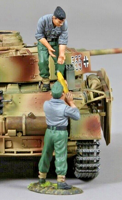 THOMAS GUNN SS110 WW2 X2 Tank Crewmen Stocking up Tank Ammunition in 1: ...