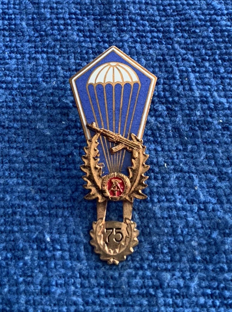 FALLSCHIRMSPRUNGABZEICHEN SPRUNGZAHLANHÄNGER 75 NVA DDR Fallschirmjäger ...