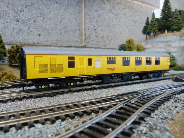 HORNBY NETWORK RAIL maintenance coach for OO gauge model train set £0. ...