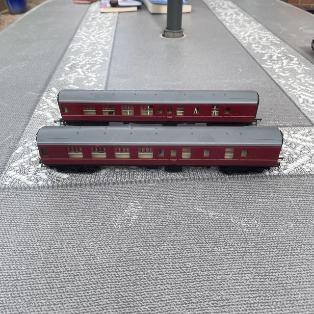 TWO OO GAUGE Red Triang Guards Carriages Unboxed £6.50 - PicClick UK