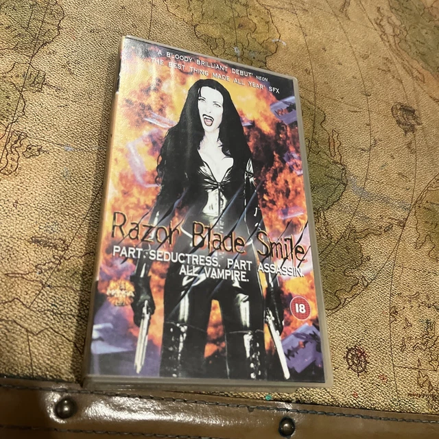 VINTAGE VHS TAPE 'RAZOR BLADE SMILE' HORROR Small Vhs EUR 2,92 ...