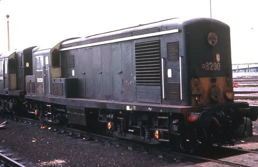 COLOUR SLIDE OF D8200 BR class 15 diesel loco £1.99 - PicClick UK