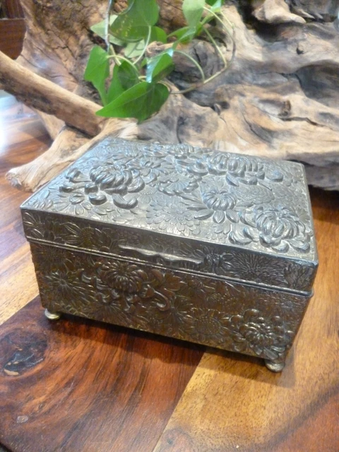 ANTIQUE JAPANESE MEIJI Period Antimony Repoussé Metal Box Wood Inside £ ...