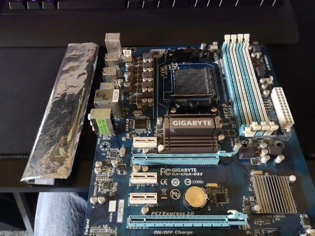 GIGABYTE GA-970A-DS3 AMD AM3+ FX ATX Motherboard with Backplate IO ...