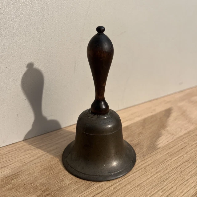 CLOCHE A MAIN , Cloche De Table En Bois & Laiton Vintage - Décor Plumes ...