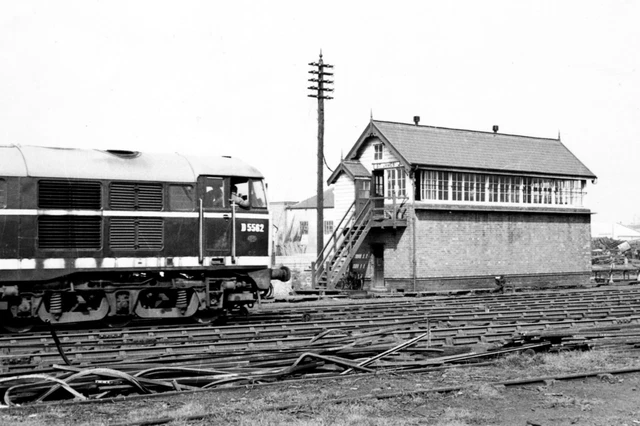 BRITISH RAIL D5562 & St James signal box Doncaster Rail Photo £1.50 ...