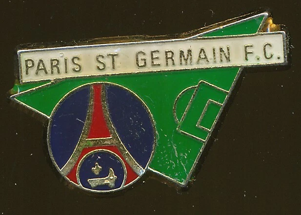 Pins Psg Paris Saint Germain Annees 90s Modele Ecusson Et Terrain
