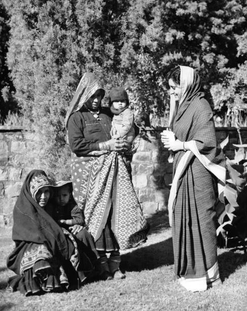INDIRA GANDHI MEETS peasant women her father Nehrus garden New Del ...