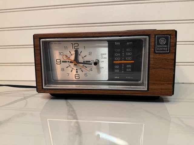 VINTAGE GENERAL ELECTRIC GE 7-4550C Walnut Grain Polystyrene Clock ...