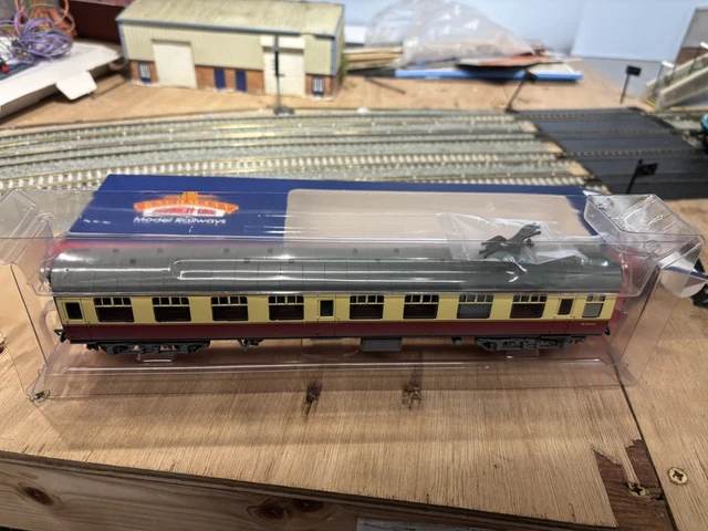 BACHMANN 'OO' Gauge Rake Of 5 Br Mk1 Crimson/Cream Coaches £104.69 ...