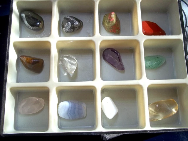 L'ORACLE DES CRISTAUX. COFFRET CARTON avec 12 CRISTAUX POLIS, 1 LIVRE ...