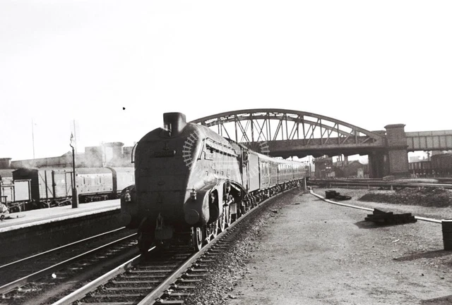 PHOTO BRITISH RAILWAYS Steam locomotive 60034 Lord Faringdon ...
