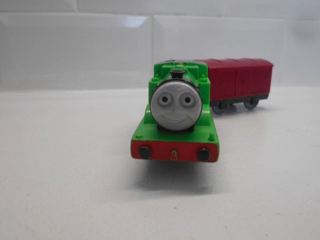 OLIVER THOMAS THE tank engine tomy trackmaster battery train £48.99 ...