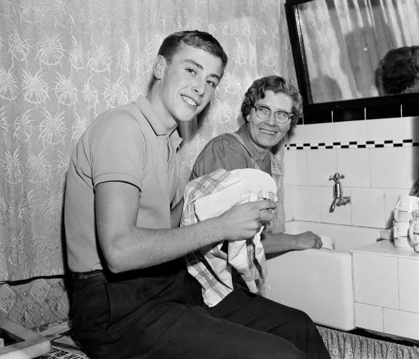 BLACKBURN ROVERS FOOTBALLER John Byrom Helps His Mum 1961 Old Football ...