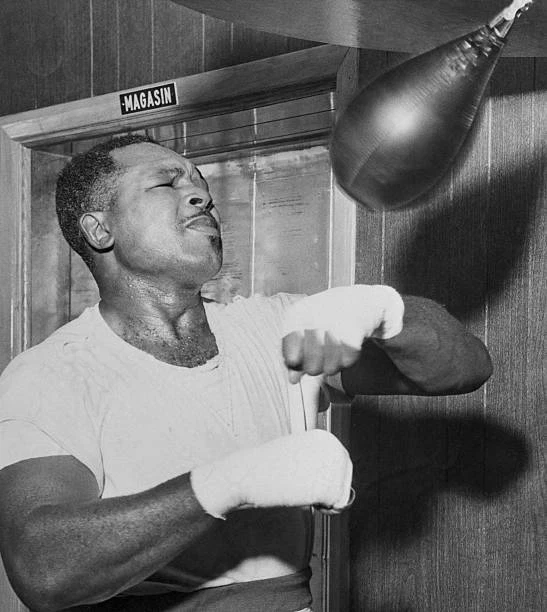BOXER ARCHIE MOORE Using Punching Bag 1959 Old Boxing Photo $9.00 ...