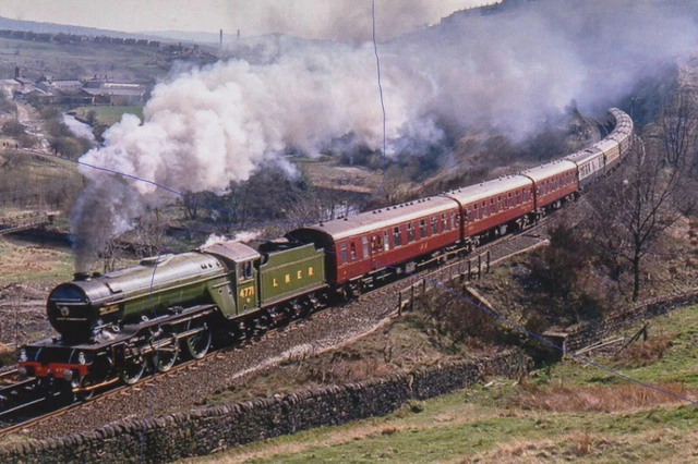 STEAM TRAIN PICTURE Lner Engine V2 Locomotive Photo 4771 Red Stock ...