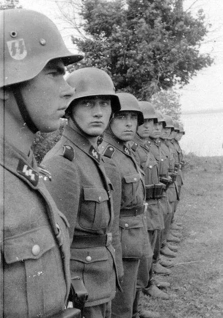 WW2 PHOTO WWII German Soldiers In Formation World War Two Wehrmacht ...