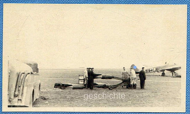 FOTO, FLUGPLATZ ORSCHA, Rußland, ein Bomber, Bomben-Ladegerät ...