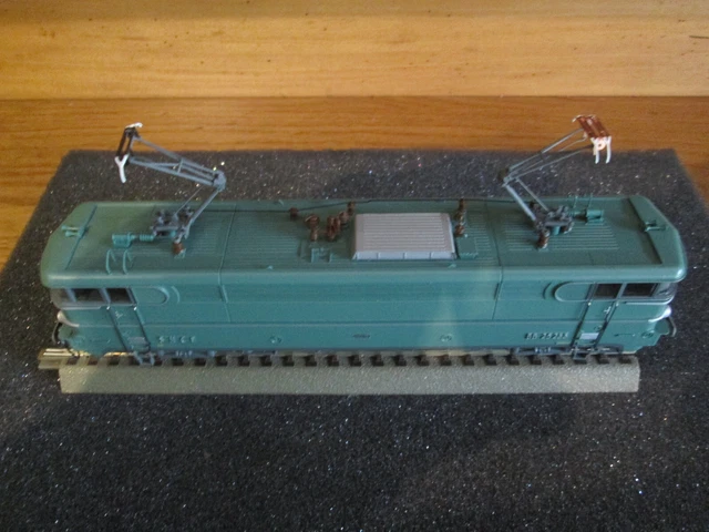 LOCOMOTIVE ÉLECTRIQUE BB 25233 SNCF - Roco HO réf 70560 - époque IV ...