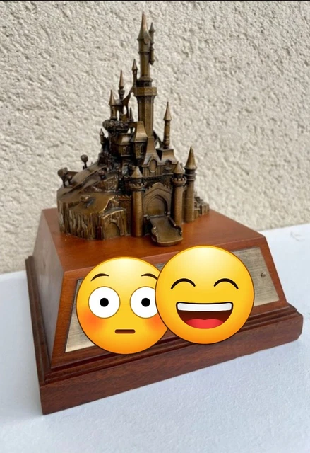 STATUE DISNEY CAST member château disneyland paris 15 ans avec plaque ...