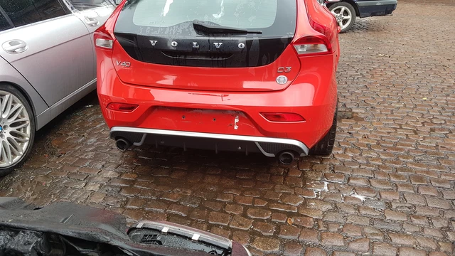 VOLVO V40 R-DESIGN 2012-2016 Rear Bumper Cover With Twin Exhaust Outlet ...