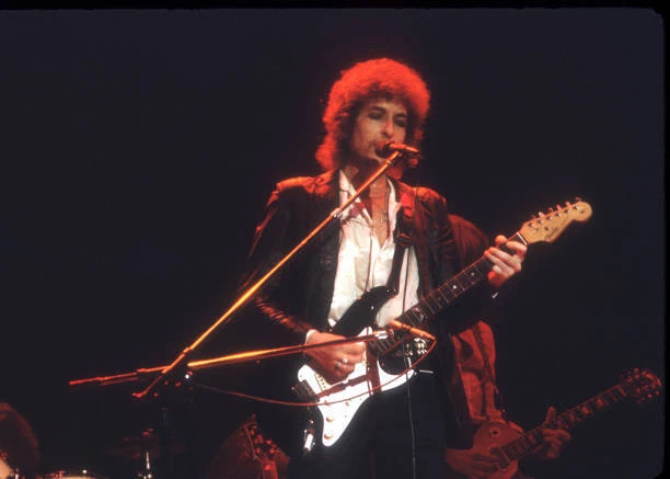 BOB DYLAN PLAYING his Fender Stratocaster electric guitar on Decemb Old ...