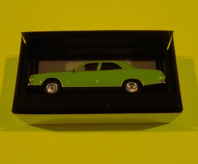 TRAX TR42B 1973 Leyland P76 Super Sedan 1:43 Die Cast In Display Stand ...