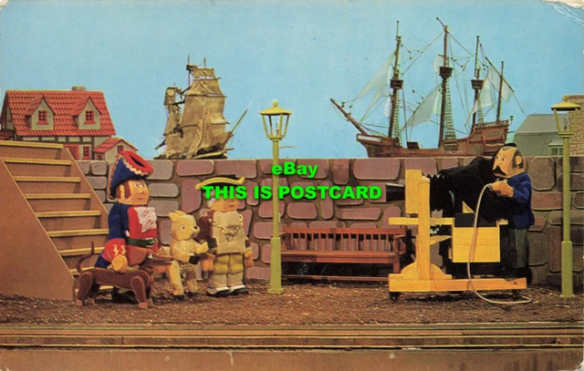 R592591 LARRY LAMB in Toytown. Salmon. Larry the Lamb. From Thames ...