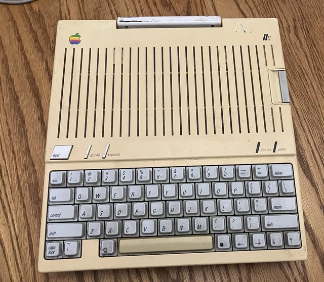 VINTAGE APPLE IIC Model No. A2S4100 Computer Powers on $277.14 ...