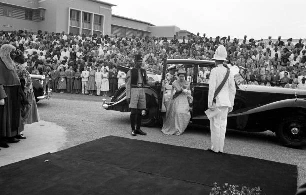 QUEEN ELIZABETH II of England in Nigeria 1956 Old Photo 57 EUR 6,80 ...