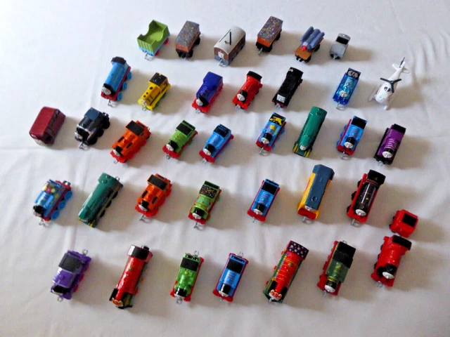 THOMAS AND FRIENDS Die-cast Metal Engine and Accessories Bundle. (Lot ...