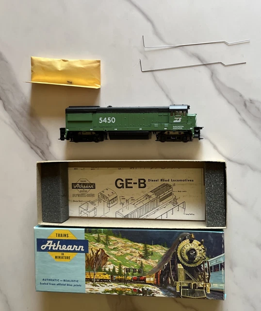 HO SCALE ATHEARN 3401 U28B BN 5450 Burlington Northern Powered Diesel ...