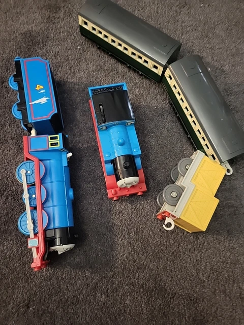 TOMY TRACKMASTER THOMAS the tank engine battery Lil Bundle £10.69 ...