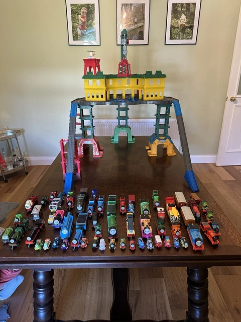 THOMAS THE TANK Super Station +Amazing Collection Of Trains + Loads Of ...