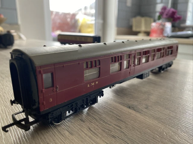 OO GAUGE TRI-ANG R422 LMS 3rd Class Coach, 2257, MAROON, £11.99 ...
