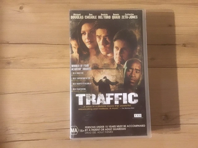 TRAFFIC VHS TAPE Michael Douglas Don Cheadle Benicio del Toro Dennis ...