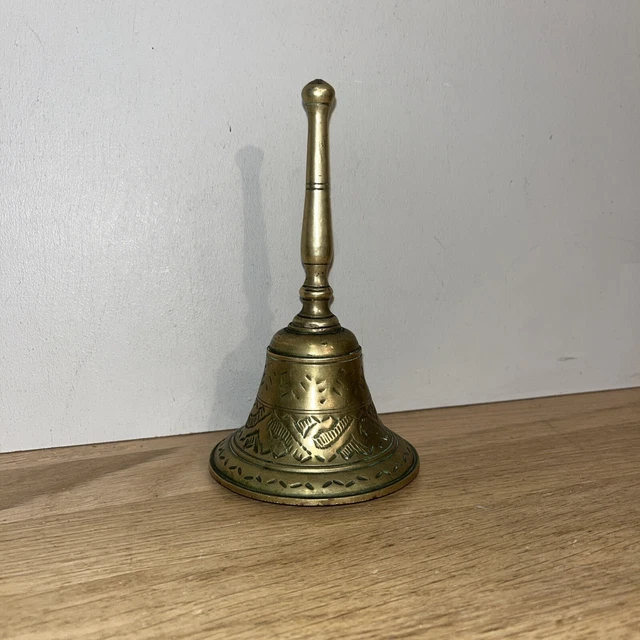 CLOCHE A MAIN , Cloche De Table En Bois & Laiton Vintage - Décor Plumes ...