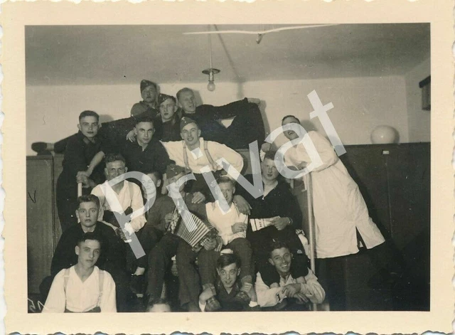 FOTO WK II Luftwaffe Soldaten Flieger Freizeit Stube Gablingen Kaserne ...