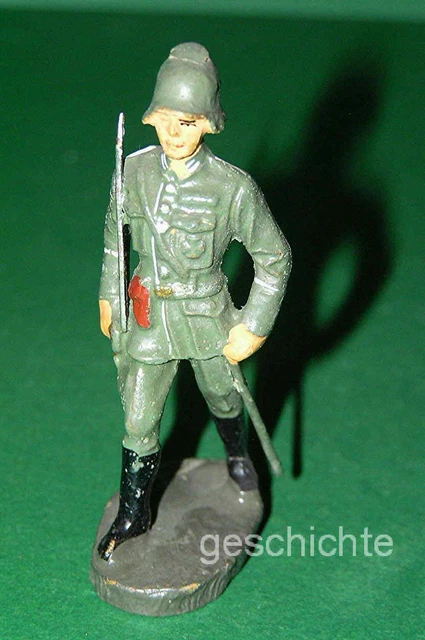 HEER, OFFIZIER MARSCHIEREND, mit gezogenem Degen, Elastolin Germany, um ...